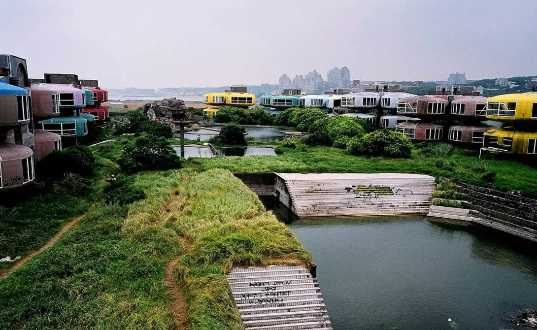 San Zhi Taiwan Staden San Zhi skulle bli ett verkligt paradis för lokala finansmagneter: futuristiska hus, genomarbetad infrastruktur, natur som påminner om paradisets kväll ... Och dussintals arbetare som dog i början av bygget. När projektet slutfördes visste hela Taiwan om San Zhis ryktbarhet. Det avslöjades plötsligt att staden byggdes på platsen för ett tidigare japanskt dödsläger, varefter investerare inte kunde sälja ett enda hus. Landets myndigheter kan inte ens riva den förbannade platsen: lokalbefolkningen är rädda för att detta ska frigöra spöken.