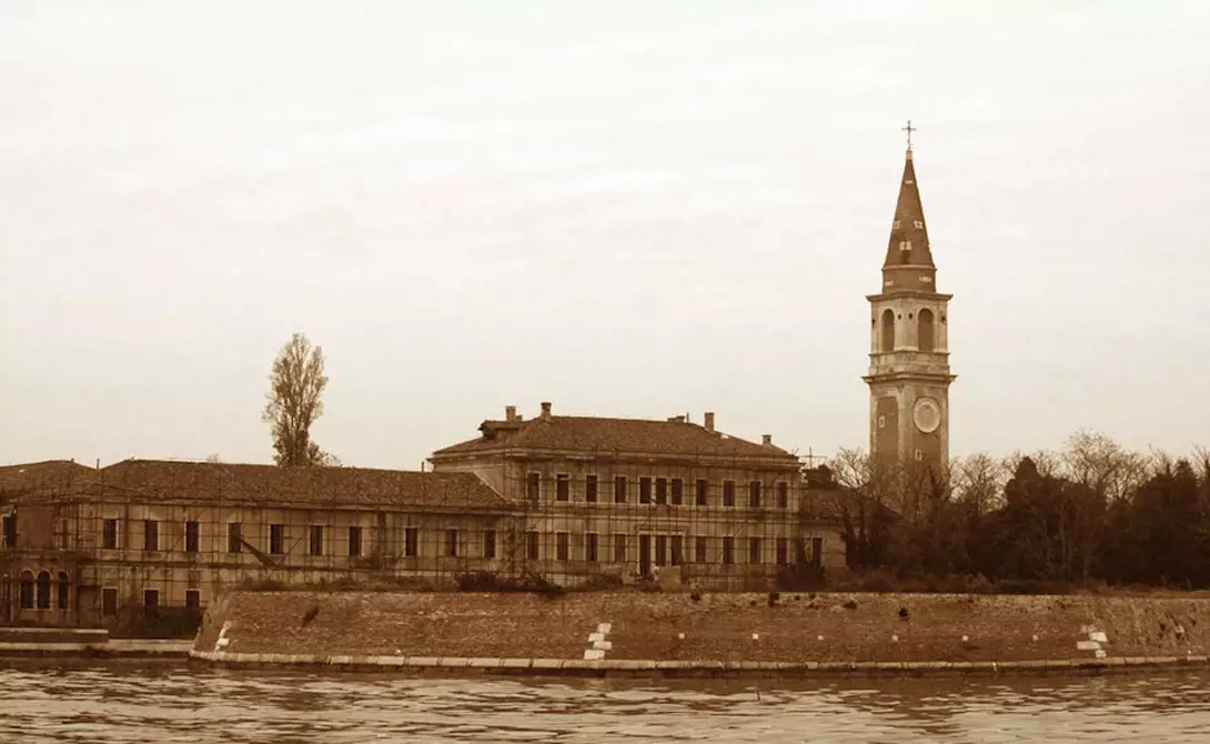 የ Poveglia ደሴት ጣሊያን ወረርሽኝ ህመምተኞች ወደዚህች ትንሽ ደሴት አመጡ - የ XIV ክፍለ ዘመን የመፈወስ እድልን አልተውላቸውም። የጅምላ መቃብሮች በቀላሉ አስከሬኖችን ስለማይይዙ አስከሬኖቹ ተቃጠሉ። ከ “አስፈሪ ታሪኮች” አንዱ የደሴቲቱ አፈር 40% የሰው አመድ ነው ይላል። እዚህ ፣ እ.ኤ.አ. በ 1922 የአእምሮ ህመምተኞች ሆስፒታል ተገንብቷል ፣ በእሱ ሕመምተኞች ላይ አሰቃቂ ሙከራዎች በፈጠራ ሐኪም ተከናውነዋል። የጨለመው ፣ የተበላሸው ሕንፃ አሁንም በመስኮት መከለያዎች ቁርጥራጮች ዓለምን ያደምቃል።