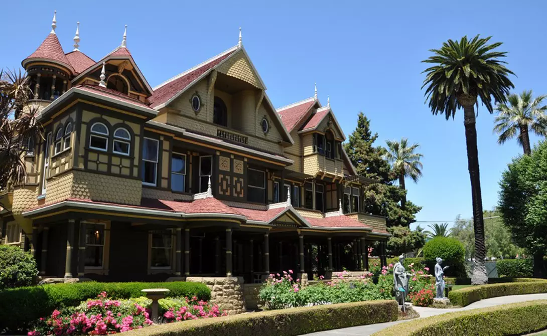 Winchester House California Nyumba yamdima yamachipinda 160 ikuwoneka ngati malo enieni kwa wamisala wopenga. Masitepe 40, malekezero akufa, zipinda zapansi, zipinda zotsekedwa zopanda khomo limodzi - zonsezi zidamangidwa ndi Sarah Winchester, kuyesera kusokoneza mizukwa yomwe idamuukira. Ntchito yomanga nyumbayo idatenga zaka 38: mtsikanayo adatsimikiza kuti akamwalira phokoso la nyundo litamwalira. Chilichonse chitha kuchitika chifukwa cha mitsempha yosweka komanso psyche wosakhazikika - ndi Sarah yekha amene adamwalira tsiku lotsatira atamaliza ntchito yomanga.