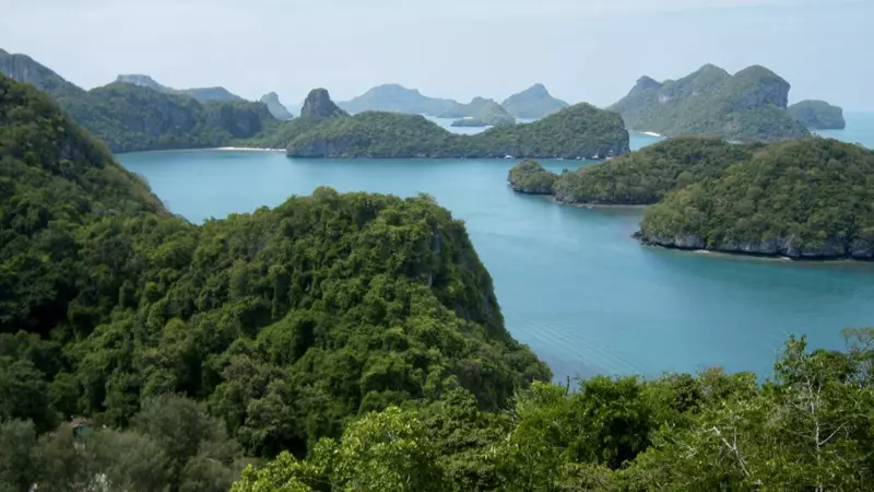 I-Ang Thong, Thailand Cishe imvelo engathintwanga itholakala esiqhingini i-Ang Thong, esisendaweni eyi-30 km kude. esiqhingini saseKoh Samui. Kwahlala kungathintwanga kwaze kwaba yilapho iziqhingi ezingama-40 zalesi siqhingi zifakwa eMu Ko Ang Thong National Park futhi zaqala ukuthwala izivakashi. Kepha ngaphandle kwalokhu, zonke iziqhingi, ngaphandle kwesisodwa, zihlala zingahlali muntu. Kunabantu kuphela esiqhingini saseKo Palua. Ama-gypsies asolwandle ahlala lapho, aziphilisa ngokudoba kuphela.