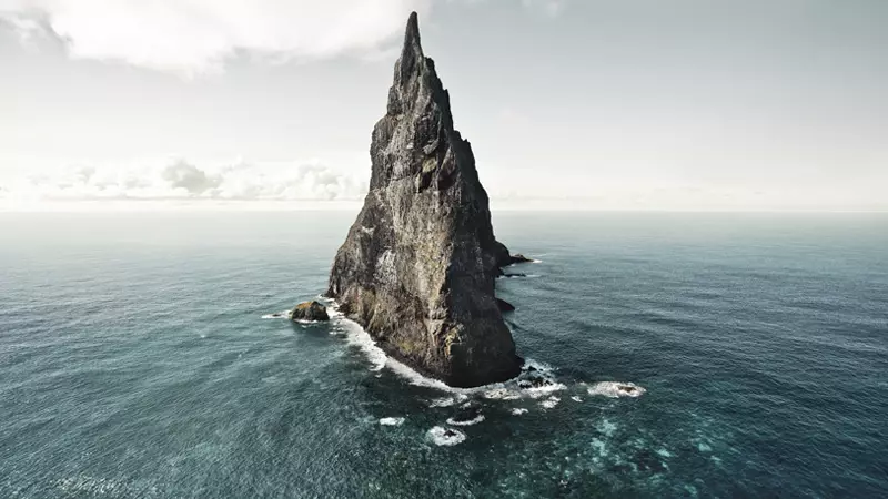 Ball Pyramid, Australia Sehlekehleke sena se lik'hilomithara tse 20 ka boroa-bochabela ho Lord Howe Island. Sepheo sa majoe a bophahamo ba limithara tse 562 ke masalla a seretse se chesang sa khale se bileng teng lilemong tse ka bang limilione tse 7 tse fetileng. Phirameti ea Ball e nkuoa e le se seng sa lihlekehleke tsa majoe tse ikhethileng ka ho fetesisa lefatšeng. Ho tloha ka 1965, batho ba hloang lithaba ba khethile sehlekehleke sena. Tlhōlo ea seboka sena e ile ea tsoela pele ho fihlela ka 1982, ha ba boholong Australia ba thibela batho ba hloang lithaba ho etela sehlekehleke seo. Ka 1986, sehlekehleke se ne se koetsoe ka ho felletseng bakeng sa ho eteloa, 'me hore o fihle holima lefika, o hloka lengolo le khethehileng la tumello.