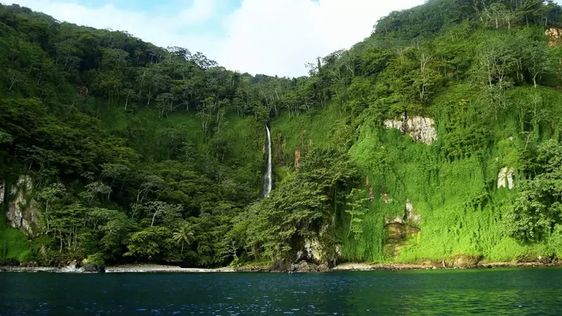 ICoconut Island, eCosta Rica Isiqhingi esinentaba-mlilo ePacific Ocean yisifundazwe esikude kakhulu futhi esikude kakhulu seCosta Rica. Itholakala kuma-523 km. kusuka ogwini lwayo olusentshonalanga. Lesi isiqeshana sehlane esingu-24 sq km lapho ezinye iziqeshana ezisuka eJurassic Park zathwetshulwa nalapho izigebengu zazifihla khona amagugu azo. Ukuze kulondolozwe ukwehluka kwemvelo nemvelo eyingqayizivele, lesi siqhingi senziwa indawo yokulondolozwa kwemvelo. Yize lesi siqhingi sithathwa njengesingahlali muntu, kusenezakhamuzi ezimbalwa. Ama-Ranger ahlala unomphela kulesi siqhingi, aqapha ipaki futhi anikeze izivakashi imvume yokwehla.