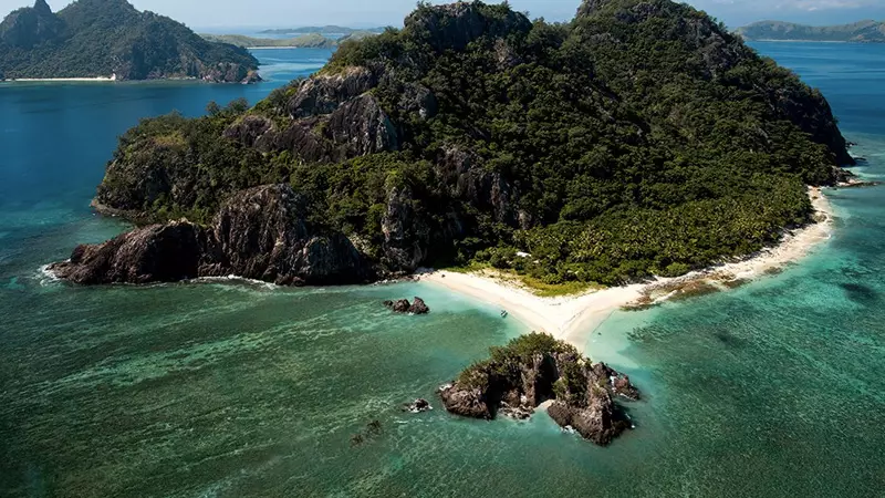 Mamanuca, Fiji Sehlopha sa Mamanuca sa lihlekehleke se nkuoa e le se seng sa libaka tsa bohahlauli tse tsebahalang haholo Fiji. Sehlekehleke sena se na le lihlekehleke tse 20, 'me bongata ba tsona li amohela libaka tsa phomolo, empa lihlekehleke tse' maloa ha li na baahi. Sena se bakoa haholo ke khaello ea mehloli ea ho noa. Sehlekehleke se tsebahalang ka ho fetisisa se se nang baahi sehlopheng ke Monuriki e nyane, moo filimi ea Rogue e ileng ea nkuoa teng.