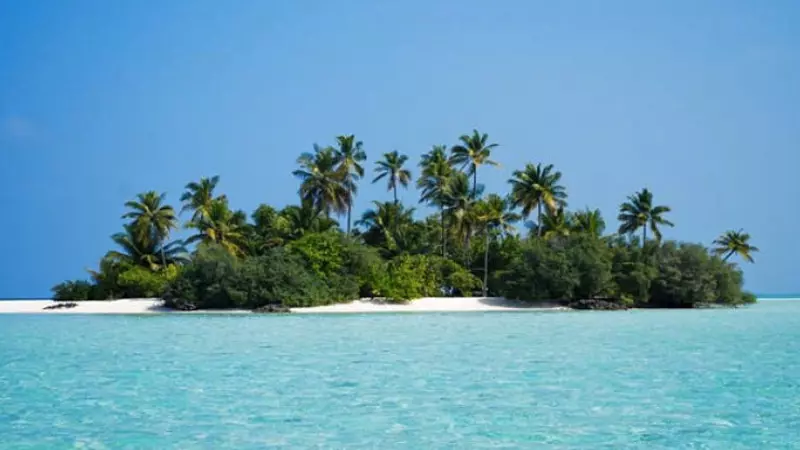 Maldives Maldives e entsoe ka lihlekehleke tse ka bang 1,190 tsa likorale. Hoo e ka bang makholo a mabeli ho bona ho na le baahi ba Maldivia. Tse ling tse 100 li hahiloe ka lihotele tse majabajaba. Lihlekehleke tse ling kaofela ha li na baahi, e leng se nolofalletsang sebaka se seng le se seng sa phomolo ho fana ka ts'ebeletso ea Sehlekehleke sa Desert, moo baeti ba lihotele ba khanneloang sehlekehlekeng se haufi se se nang baahi.