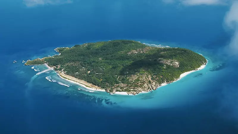 Aldabra, Seychelles Đây là đảo san hô lớn thứ hai trên thế giới sau đảo Christmas. Hòn đảo là một khu bảo tồn thiên nhiên có tầm quan trọng thế giới. Hòn đảo này là nơi sinh sống của một quần thể rùa đất khổng lồ độc nhất vô nhị. Năm 1982, đảo san hô Aldabra được thêm vào danh sách di sản thế giới của UNESCO. Hòn đảo thuộc một trong số ít đảo san hô còn lại trên hành tinh, nơi thực tế không bị ảnh hưởng bởi nền văn minh.