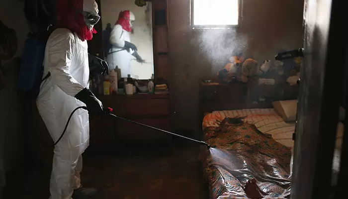 Prevenir la contaminació Col·loqueu una paperera amb una tapa al costat de la porta de l'habitació aïllada; serà un lloc d'emmagatzematge per a tot allò que hagi entrat en contacte amb el pacient o que estigués a la seva habitació. L’esprai desinfectant hauria d’estar a prop: han de ruixar el cubell, el pom de la porta i, en general, totes les superfícies potencialment infeccioses dins i fora de la sala de quarantena. Si és possible, res d’allà no hauria d’entrar a l’apartament: els plats haurien de ser d’un sol ús i llençar-se a la paperera dins de l’habitació, la roba de llit s’ha de rentar amb aigua calenta amb lleixiu i assecar-la a l’interior. Un mantell d’oli entre el llit i el matalàs impedirà l’entrada de sang i altres secrecions al mateix matalàs. L’habitació aïllada s’ha de netejar diàriament, assegurant-se de netejar totes les superfícies dures amb un desinfectant. El pacient també hauria de portar una màscara per evitar infeccions quan esternudar i tossir.