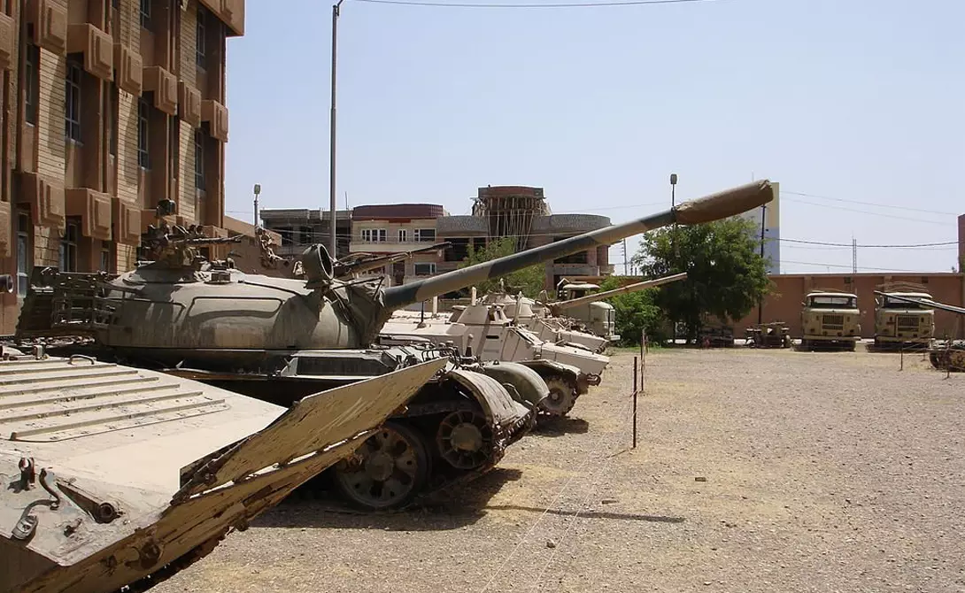 T-55 Tank ISIS inofungidzirwa kuti ine matangi anokwana makumi matatu T-55, kunyangwe hazvo zvisingazivikanwe kuti nhengo dzesangano dzinogona sei kudzichengeta dzakaringana uye dzichishandisa zvinorema. Zvisinei nezera rayo rakakura, iyo T-55 ichiri kushandiswa mumauto emakumi mashanu enyika. Iyo tangi yakashongedzwa nehuremu hwezvombo, 100 mm kanoni uye 7.62 mm muchina pfuti.