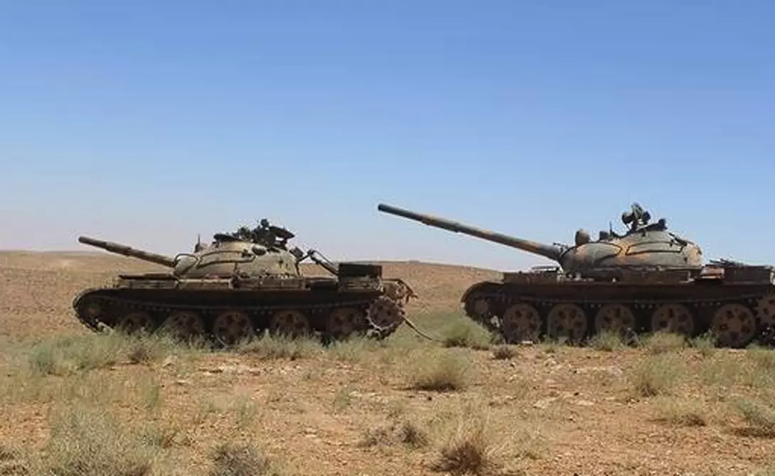 T-62 ISIS-tanken har omtrent 15 T-62-tanker. T-62 var den viktigste sovjetiske tunge tanken designet for å erstatte T-55. Denne tanken var veldig populær blant irakerne under krigen mellom Iran og Irak. Kjøretøyets rustning er tykkere, kanonen er allerede 115 mm, og maskingeværene er koaksiale.