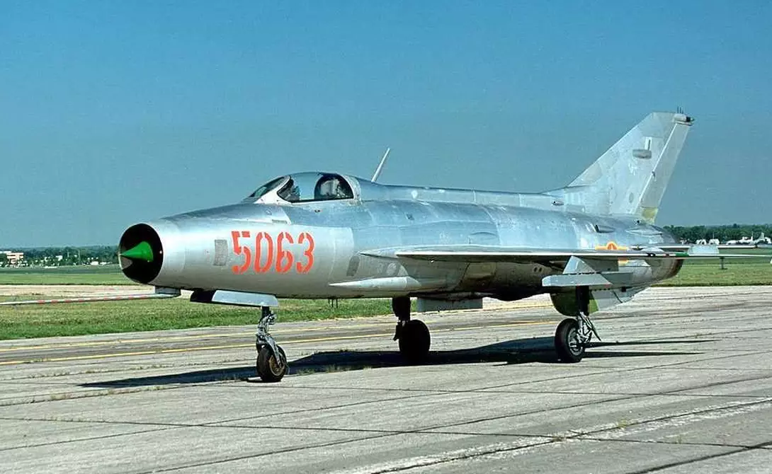 Pejuang MiG-21В Dua pejuang ditangkap oleh gerilyawan selama serangan yang berhasil di salah satu pangkalan Suriah. Dilaporkan bahwa, saat ini, tidak ada satu pun pilot di antara singa-singa umat yang dapat menerbangkan teknik ini.