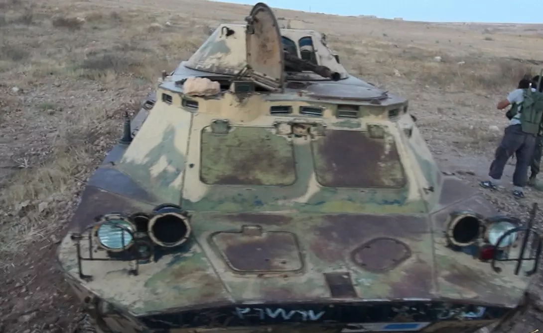 BRDM-2 ջիհադիստները գրավել են վեց զրահամեքենա: BRDM -2 - երկկենցաղ, զրահապատ պարեկային մեքենա, որը ստեղծվել է ԽՍՀՄ ինժեներների կողմից 1960 -ականներին: BRDM-2- ը շահագործում է չորս հոգանոց անձնակազմը: Մեքենան որպես հիմնական սպառազինություն ունի 14.5 մմ ծանր գնդացիր և 7.62 մմ գնդացիր ՝ որպես օժանդակ զենք: