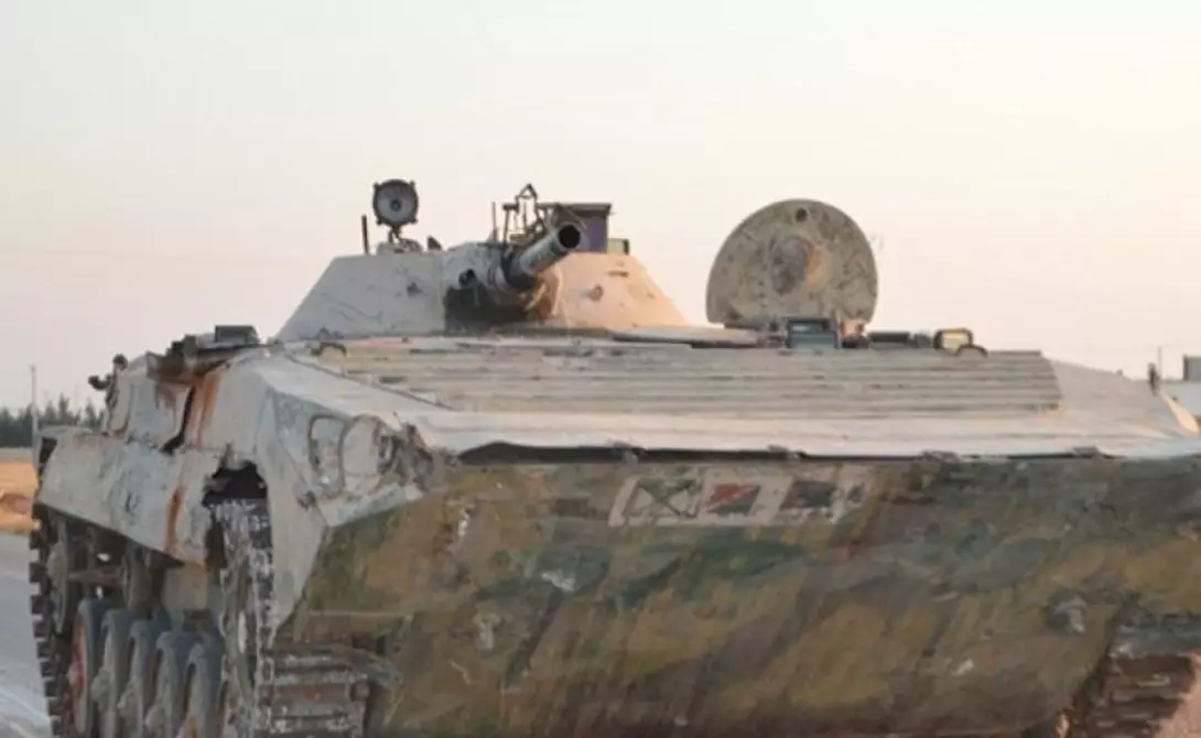 Es creu que l’ISIS BMP-1 va capturar 20 vehicles de combat d’infanteria. Introduït a finals dels anys seixanta, el BMP-1 es va utilitzar per primera vegada en combat durant la guerra de Yom Kippur. El BMP-1 pot allotjar vuit passatgers juntament amb tres membres de la tripulació. Armament: un canó semiautomàtic de 73 mm i una metralladora de 7,62 mm.