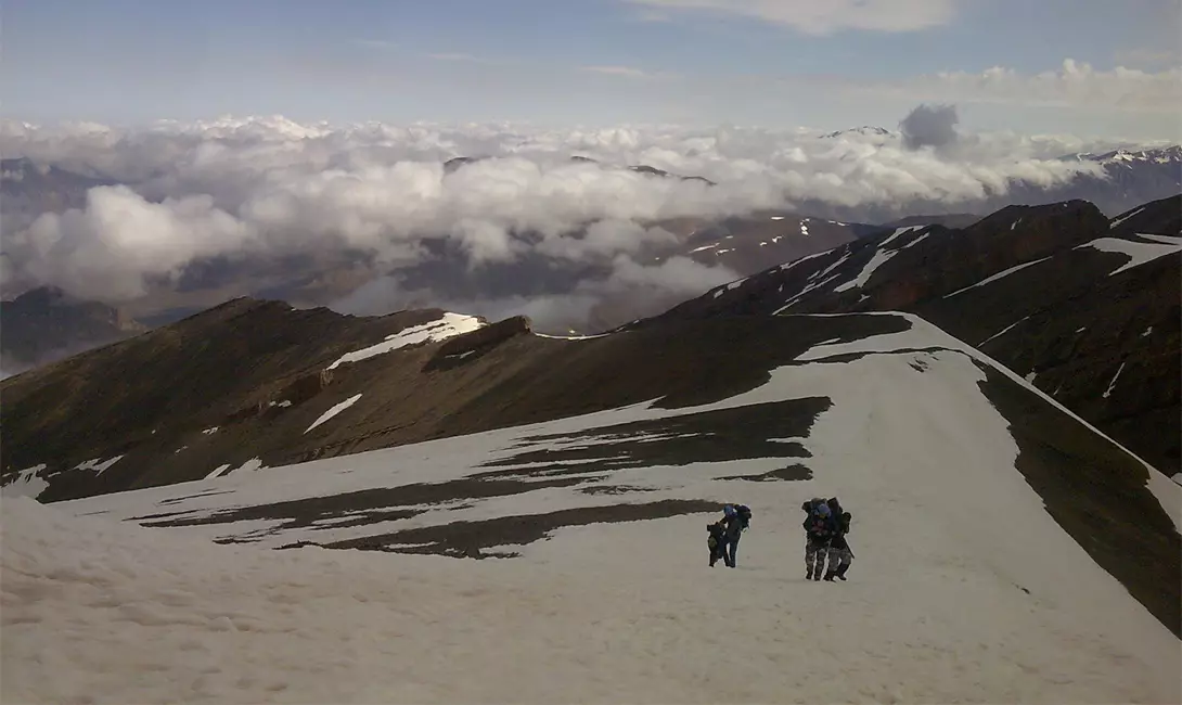 Böyle bir yüksekliğe tırmanmak, deneyimli turistler için bile kolay değildir. Genellikle yeni gelen gruplar, olası tüm sıkıntılara hazırlıklı yerel halk tarafından yönetilir.