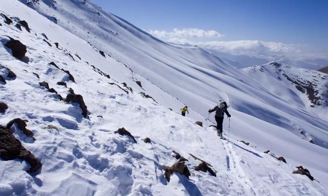 Die Sonne diktiert den Skifahrern ihre eigenen Bedingungen: Die Nordhänge sind schneebedeckt, während die Südhänge mit freiliegenden Felsbrocken unfreundlich grinsen.