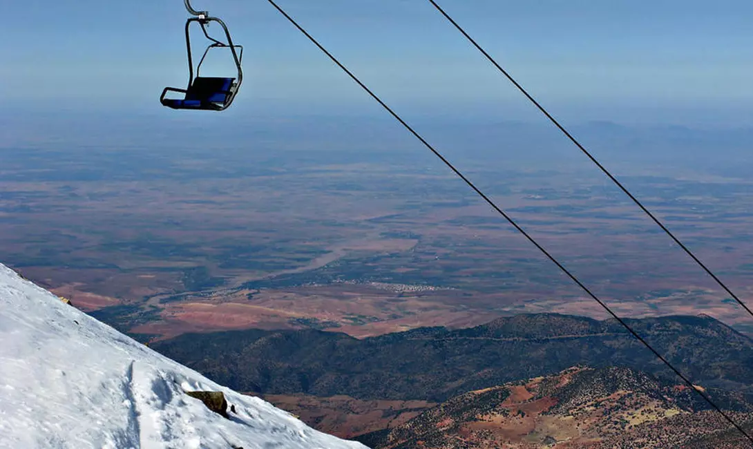 A temporada está chegando ao fim e os teleféricos até o topo da montanha estão vazios. Lá em cima quase não há turistas - apenas caras locais desesperados que não querem perder uma hora.