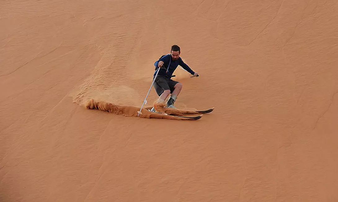 Um pouco do sabor característico do Marrocos: a neve não é a única coisa que agrada os amantes de esqui locais. As dunas de areia do grande Saara são bastante adequadas para turistas que vêm de todas as partes do mundo para este entretenimento inusitado.