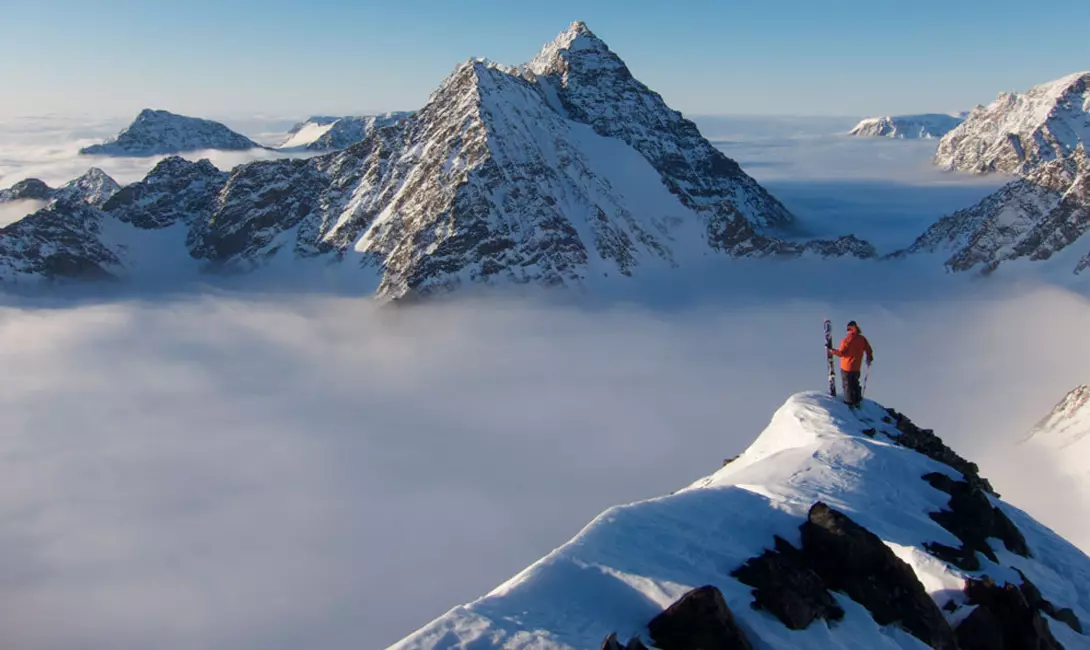 Die Anwohner bringen die Ausrüstung bis zum Beginn des Aufstiegs selbst mit. Ski, Schuhe, Jacken – all das kam aus Nordamerika und Europa nach Marokko.