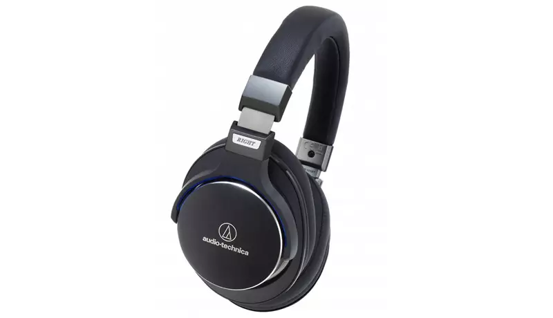 Auscultadores portáteis Audio-Technica MSR7 Os auscultadores Audio-Technica MSR7 combinam de forma surpreendente o nível de som profissional e meio século de experiência de um dos melhores fabricantes de equipamento de áudio - a empresa japonesa Audio-Technica. Com drivers True Motion de 45 mm e tecnologia de fluxo de ar exclusiva, um som detalhado impressionante é obtido. Os fones de ouvido se destacam por seu design premium e um design confortável e portátil que inclui protetores de ouvido giratórios, almofadas de ouvido de espuma de memória macia e um cabo removível. Agora o som Hi-Res está sempre com você: em casa e na rua!