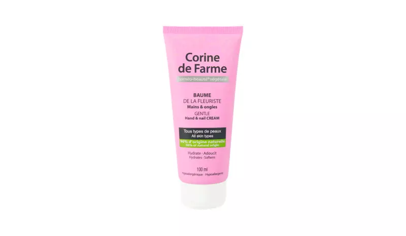 Corine de farm Creme para mãos e unhas suave Este creme para mãos e unhas com extrato de flor de peônia será útil na época mais severa do ano, quando a pele está congelando lá fora e o aquecimento central seca implacavelmente dentro de casa. O creme suave para as mãos e unhas não só hidrata, suaviza e protege até mesmo a pele das mãos muito secas, mas também é absorvido de forma extremamente rápida sem deixar uma película oleosa. É importante destacar que 96% dos ingredientes do produto são de origem natural.