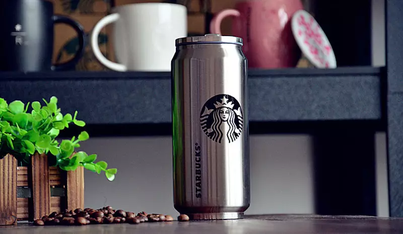 Starbucks Thermos Se o seu corpo não gerar calor suficiente para resistir ao ar gelado em uma longa caminhada de inverno, nenhuma luva aquecida pode salvar seu corpo, que está congelando a cada minuto. Normalmente, com atividade física constante, você de alguma forma não pensa sobre isso, mas você só tem que parar para recuperar o fôlego, e o frio imediatamente se lembra de si mesmo. Uma bebida quente que manteve a temperatura alta graças a uma garrafa térmica confiável como este elegante logotipo da Starbucks pode ajudar a mantê-lo aquecido. Talvez nada mais demonstre seu apego ao café, mas não seria um crime pingar um pouco de uísque na bebida ou mesmo substituí-lo por vinho quente.