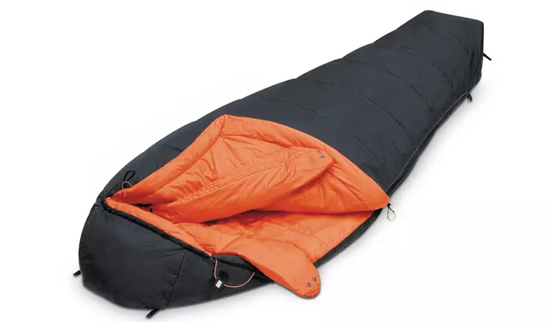 Saco de dormir Alexika Delta Compact Que saco de dormir - você pergunta - está congelando lá fora a 30 graus! Mas um como Alexika Delta Compact é aconchegante (para pessoas com cerca de 172 cm de altura), leve (apenas 2,1 kg) e tem um limite extremo de -29 ° C para quem está nele. Sim, claro, as condições confortáveis ​​para dormir variam de -4 a -10 graus, mas em uma barraca apropriada isso é perfeitamente possível de conseguir.