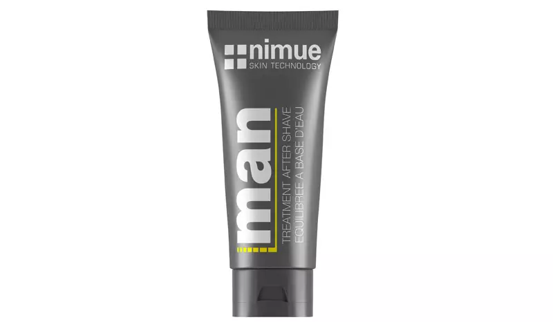 Itọju Nimue Lẹhin Irun Lẹhin Irun Balm Nmu ni lokan pe lẹhin -fifẹ ti o dara kii yoo ṣe ipalara fun ọkunrin kan, ile -iṣẹ Nimue ti ṣe agbejade ọja tuntun kan - Itọju Nimue Lẹhin Irun Balm ṣaaju akoko ajọdun. Agbekalẹ alailẹgbẹ rẹ yoo gba laaye tẹlẹ ni awọn iṣẹju akọkọ lẹhin ohun elo lati ṣe itutu awọ ara ni pataki ati mu ifọkanbalẹ kuro, tọju oju inu menthol ni itutu ati alabapade. Imọlẹ ina ti balm ti wa ni gbigba lẹsẹkẹsẹ, jinna tutu tutu awọn sẹẹli ti epidermis ko si fi iyoku ọra silẹ. Ati tiwqn oorun aladun pataki, pẹlu awọn esters ti Lafenda, osan, rosewood ati patchouli, ṣẹda oorun aladun alailẹgbẹ kan.