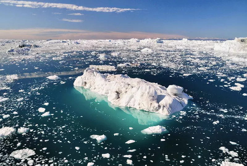 Ilulissat fjords, Grenlande 40 kilometrus garais Ilulissat fjords ir piepildīts ar aisbergiem, kas noslīd no 5 km plata ledāja. Sermek-Kujallek. Dreifējošiem ledus blokiem ir visdažādākās formas un izmēri. Kustīgie aisbergi rada neparastas skaņas, kuras var dzirdēt vairāku kilometru attālumā. Saulē aisbergi mirdz dažādos zilā un baltā toņos, radot neticami skaistu sirreālu ainu.