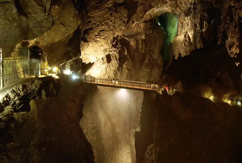 Škocjan Caves, Slovenia Tsarin ramuka da dakuna na ƙarƙashin ƙasa sun kai kusan kilomita 6. Kogwanni sun kafa ruwan kogin tare da sunan Kogin. Babbar grotto a Turai, faɗin mita 120 da tsayin mita 300, yana cikin Kogon Shkotsian. Baya ga stalactites da stalagmites, a cikin kogon akwai terraces na alli carbonate precipitated, bambanta a cikin daban -daban siffofi.