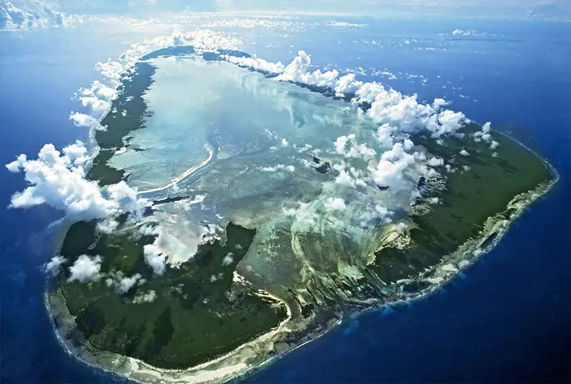 Aldabra, Σεϋχέλλες Αυτή είναι η δεύτερη μεγαλύτερη ατόλη στον κόσμο μετά το νησί των Χριστουγέννων. Σε έκταση 34 χλμ. σε μήκος και 14,5 χλμ. που κατοικείται από έναν μοναδικό πληθυσμό γιγάντιων χελωνών. Η Aldabra είναι μία από τις λίγες εναπομείναντες κοραλλιογενείς ατόλες στον πλανήτη που σχεδόν δεν έχουν επηρεαστεί από τον πολιτισμό.