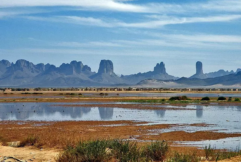 Unianga, Chad Sehlopha sa matša a leboea-bochabela ho Chad se na le matša a 18 a hokahaneng le sebaka se ka bang 20 km2. Ena ke sistimi e ikhethileng ea hydrological bakeng sa mahoatata a lefats'e: metsi a teng a hloekile, hobane phepelo ea metsi matšeng e fanoa ke aquifer e mosikong oa sehlaba sa lehlabathe, se bohole ba 50-80 km. leboea ho matša; lehlaka le hōlang ka bongata matšeng le liehisa sekhahla sa mouoane oa metsi. Bafuputsi ba bolela hore matša ke masalla a letša le leholo le bileng teng nakong ea "metsi" a Sahara, a ileng a fela lilemo tse ka bang 5500 tse fetileng.