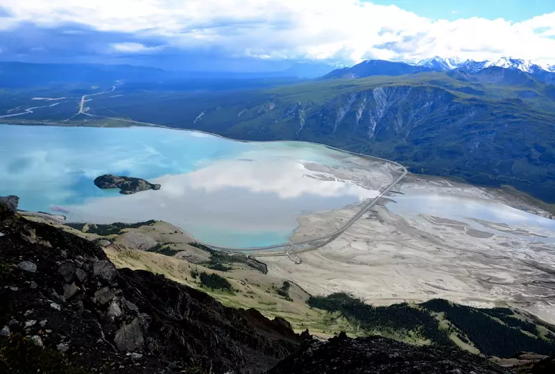 Clwayne, Rangel - St. Elias, Glacier Bay a Tatshenshini Alsek, Kanada / Aljaška Systém parku se nachází na pomezí dvou zemí: v Kanadě a v USA na Aljašce. Parky jsou domovem ledovců, největší akumulace ledu mimo polární zóny, stejně jako nejvyšší a nejmasivnější hory v Kanadě. Vzhledem k významné velikosti, změnám nadmořské výšky a blízkosti oceánu se tato místa vyznačují velmi rozmanitým podnebím a s ním i bohatou flórou a faunou.