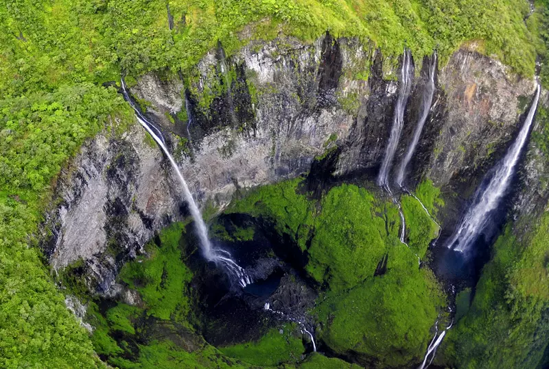 Reunion, Faransa Wani tsibiri mallakar Faransa, wanda ke cikin Tekun Indiya, mai tazarar kilomita 800 daga gabar tekun Madagascar. A wani yanki na 2500 sq. Km. akwai gandun daji na budurwa, lagoons masu kayatarwa, ciyayi na wurare masu zafi da Piton de la Fournaise mai aiki da wuta. Filin shakatawa na kasa, wanda ke mamaye kusan kashi 40% na yankin tsibirin, yana cikin jerin abubuwan tarihi na UNESCO.