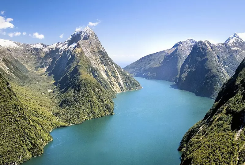 Te Wahipunamu, New Zealand Sebaka se lebopong le ka boroa-bophirima ho Sehlekehleke sa Boroa sa New Zealand se kenyelletsa lirapa tse 'ne tsa naha ka nako e le ngoe. Sebaka sena se na le baemeli ba sejoale-joale ba limela le liphoofolo tsa mantlha tsa naha e kholo ea khale ea Gondwana, e neng e le teng lilemong tse limilione tse 750-530 tse fetileng. Ka lirapeng tsa boikhathollo, u ka bona leqhoa, liphororo, liphororo, meru e tlokomang, hammoho le li-penguin, liqibi le liphoofolo tse ling tikolohong ea tsona ea tlhaho.