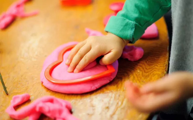 Plasticine from soda Detta alternativ är särskilt lämpligt om dina barn är allergiska mot gluten, som finns i plasticine. Kombinera två koppar bakpulver, en kopp majspulver, en och en halv kopp vatten och en tesked olja. Värm blandningen i en stekpanna tills den är tjock och sval innan du lägger till färg.