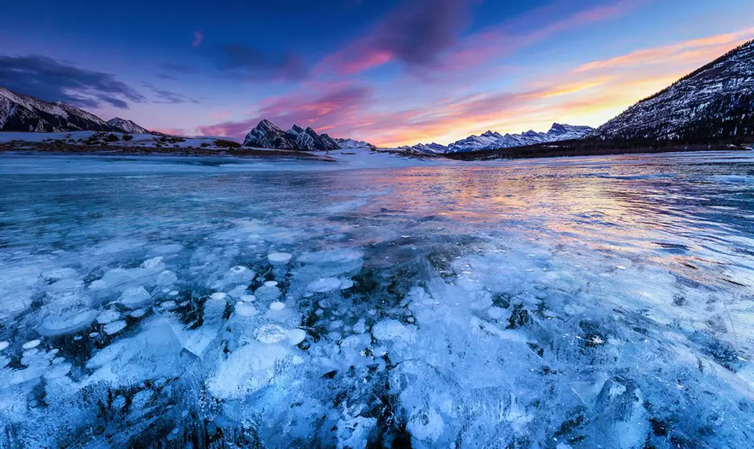 Lago Abraham Canadá Lago Abraham, Canadá (nalgunha transcrición - Abraham), faise aínda máis impresionante no inverno, cando unha grosa capa de xeo está chea de burbullas de aire conxeladas. De feito, este aire sae dos géiseres, que comezan a funcionar de novo coa chegada da primavera.