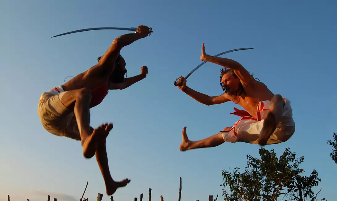 Kalari Payattu Hindiston hindularining ta'kidlashicha, bu san'atni Vishnu o'zi ishlab chiqqan. Kalari Payat dunyodagi eng qadimgi BI hisoblanadi - deyarli barcha zamonaviy jang uslublari "Xudo bilan jang qilish" an'anasidan kelib chiqqan. Haqiqiy Kalari Payat ustalari dushmanni bir zarba bilan qanday to'xtatishni bilishadi - va begunoh o'ldirilgan odamning vijdonini azoblamaslik uchun bu bolalar tibbiy tizim - Siddxini ham o'rganishadi.