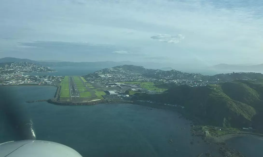 Illa Saba Aeroporto Juancho Irauskin A pista deste aeroporto é a máis curta do mundo e está a pouco menos de 400 metros. Unha forte pendente comeza inmediatamente detrás da franxa e máis alá dela o océano. Só se permiten aterrar no aeroporto tres tipos de avións, pero incluso os seus pilotos precisan ter unha habilidade extraordinaria para aterrar un avión aquí con seguridade.