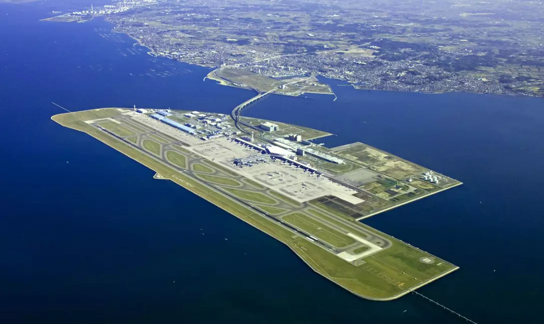 Osaka, Xapón O aeroporto de Kansai Salvo un descenso masivo que superou todos os valores de deseño, o aeroporto de Kansai é un exemplo de excelencia en enxeñaría. Dado que a terra libre en Xapón é escasa, decidiuse construíla en dúas illas artificiais amoreadas xunto a Osaka. Pero foi precisamente este lugar o que proporcionou a Kansai un lugar na lista dos aeroportos máis perigosos do mundo. E todo porque o porto aéreo está situado non moi lonxe da zona de perigo sísmico e da área de formación de tifóns. O aeroporto axítase periodicamente e en 1998 un tifón pasou por riba do aeroporto, con todo, debido ao seu deseño, o edificio conseguiu resistir.