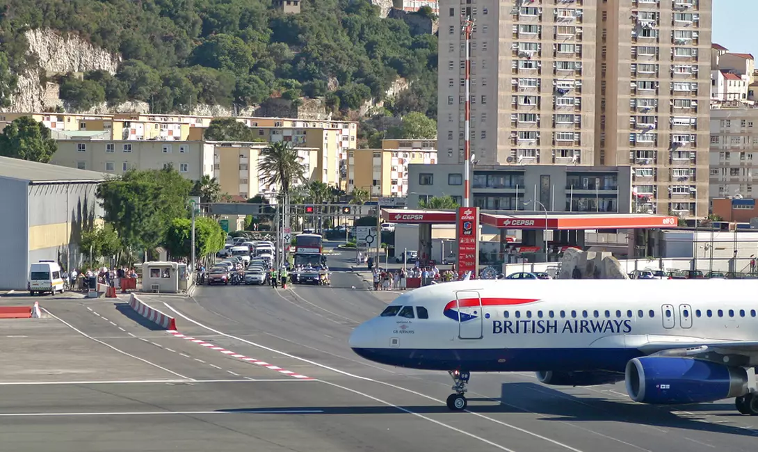 Maes Awyr Gibraltar Gibraltar Mae'r maes awyr hwn, a weithredir gan Adran Amddiffyn y DU, ddim ond 500 metr o ganol y ddinas. Boed oherwydd agosrwydd o'r fath, neu oherwydd diffyg lle, ond am ryw reswm, cododd y peirianwyr redfa 1829 metr o hyd trwy un o brif rydwelïau trafnidiaeth y ddinas. Mae rhwystrau a semafforau wedi'u gosod ger y groesffordd, ac yn ystod y broses o gymryd a glanio'r leinin, mae'r traffig yn cael ei stopio yn yr un modd ag wrth groesfan reilffordd. Er bod y system gyfan wedi'i dadfygio, mae'r gymdogaeth hon yn codi pryderon ymhlith teithwyr hediadau hedfan sifil, ac yn y fath fodd fel eu bod wedi rhoi lle i faes awyr Gibraltar yn y rhestr o'r rhai mwyaf peryglus yn y byd.