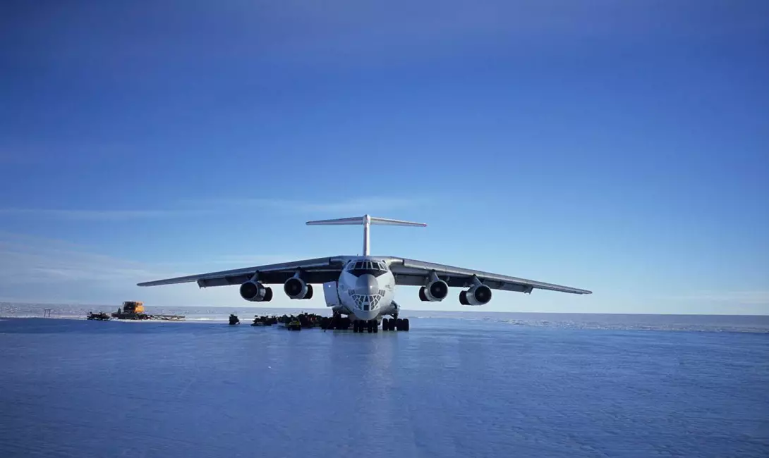 Rhedfa Iâ Antarctica A siarad yn fanwl, nid maes awyr mo hwn hyd yn oed, ond rhedfa ar wahân. Rhew ac eira yw'r gorchudd, sy'n cael eu paratoi ar gyfer pob tymor, ac mae'n para nes i'r eira doddi. Mae planedau yn glanio ar y rhedfa sy'n cludo cargo ac ymchwilwyr i'r orsaf agosaf o'r enw McMurdo. Mae'r lle yn eithaf diogel, ond dim ond tan y foment pan fydd popeth yn dechrau toddi. Mewn amodau o'r fath, gall yr awyren ymgolli yn yr eira neu, hyd yn oed yn waeth, torri'r iâ. Am y cyfnod hwn, mae'r awyrennau'n cael eu hailgyfeirio i lôn arall, ond mae risg o golli'r union foment honno o hyd, felly mae'r lôn yn cynnal ei safle yn gyson ar y rhestr o'r meysydd awyr mwyaf peryglus yn y byd.