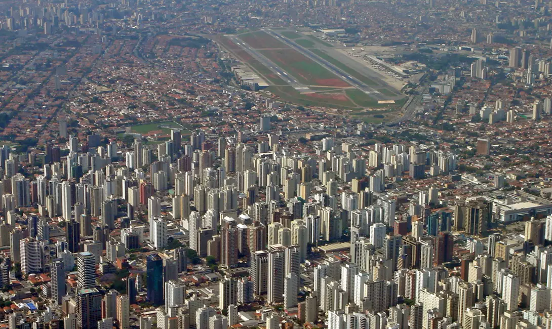 Sao Paulo, Braziliýa Kongonhas howa menzili Aeroport häzirki standartlar bilen köne we diňe infrastruktura degişli däl. Mysal üçin, howa menziliniň gurluşygy wagtynda inersenerler zeýkeş ulgamy hakda asla pikir etmediler. Netijede, ýagyşdan soň ýerli zolaklar şeýle bir süýnüp başlady welin, typmak meýdançasyna meňzeýärdi. 2007-nji ýylda zolak gaýtadan guruldy we eýýäm zeýkeş ulgamlary bilen. Mundan başga-da, howa menzili şäher merkezinden bary-ýogy 8 km uzaklykda ýerleşýär, şonuň üçin belli bir döwürde uçarlar üçin iň ýokary rugsat berilýän agram çäkleri kesgitlenildi. Potensial problemalary, döwrebaplaşdyrmagy talap edýän yzygiderli ýüze çykýan kemçilikler we şähere ýakynlygy, dünýäde iň howply biridigini öňe sürýän ýolagçylar üçin rahatlyk döredýär.