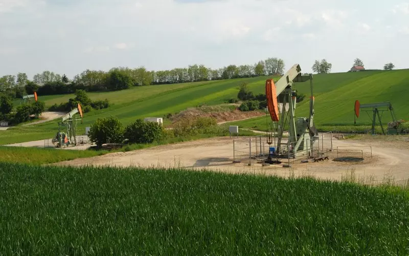 Zistersdorf UT2A (Autriche, 8553 m) En 1977, le puits Zistersdorf UT1A a été foré dans le bassin pétrolier et gazier de Vienne, où plusieurs petits champs pétrolifères étaient cachés. Lorsque des réserves de gaz irrécupérables ont été découvertes à une profondeur de 7 544 m, le premier puits s'est effondré de manière inattendue et OMV a dû en forer un second. Cependant, cette fois, les tunneliers n'ont pas trouvé de ressources en hydrocarbures en profondeur.