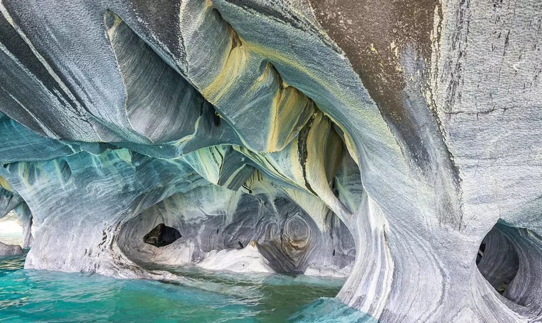 Chili Marble CAVES CAVES pa toujou dwe fè nwa ak sal. CAVES yo mab ki sitiye nan andin yo gade vivan ak bèl, tankou palè a anba tè nan kèk Divinite ansyen.