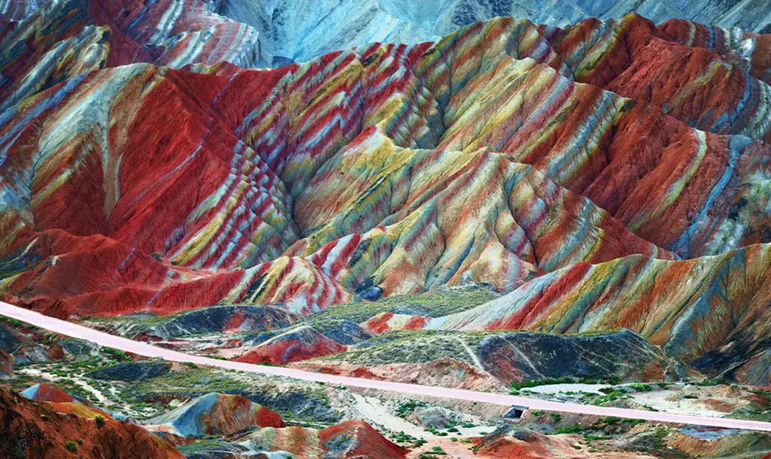 Zhangye Gansu, Txina Marradun eta eskuz margotutako mendi hauek naturaren erantzuna dira Photoshop-i. Hareharri gorriak eta mineral gordailuek parke geologiko hau planeta osoko turistentzako helmuga ezaguna bihurtu dute.