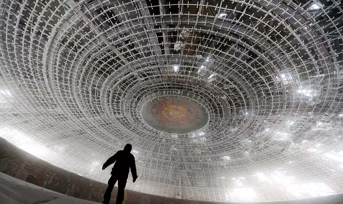 Buzludzha Bugarska Izgrađena od strane Komunističke partije Bugarske krajem Hladnog rata, čini se da je ovaj spomenik relikt iz daleke prošlosti. Pakleno lijepa zgrada predmet je štovanja stotina crnih turista, koje formalna zabrana posjeta ne zaustavlja.