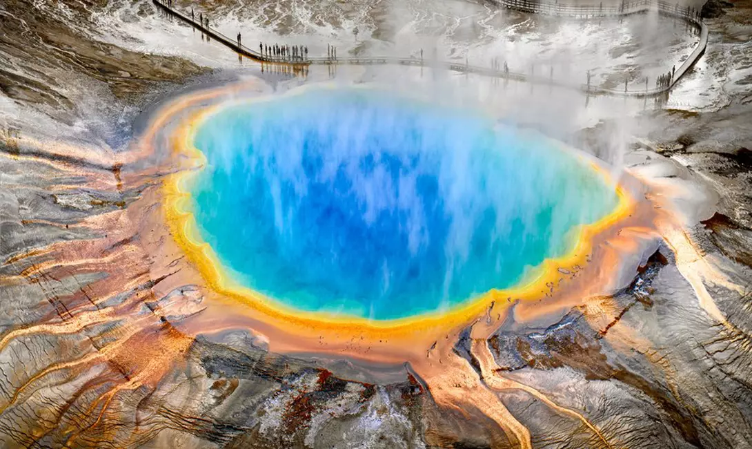 Beerta Qaranka ee Yellowstone Great Prismatic Spring, Wyoming Guga kulul ee ugu weyn Maraykanka oo dhan. Isku -darka macdanta naadirka ahi waxay biyaha u beddelaan qaansoroobaad aad loo rinjiyeeyay.