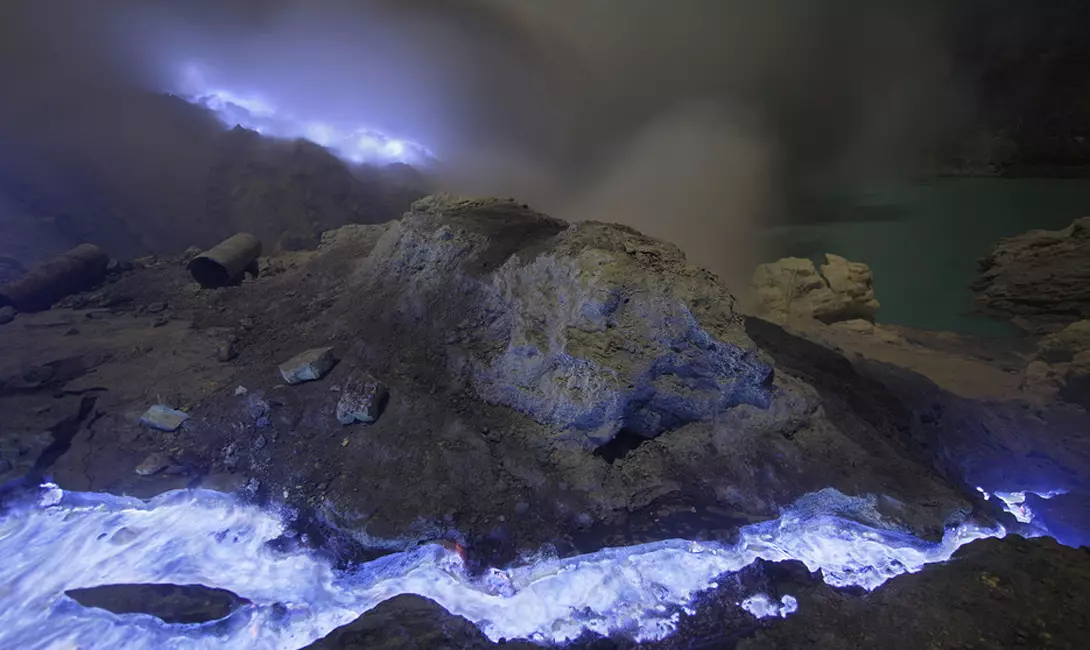 Вулқони Kawah Ijen Java, Индонезия Ҷойи даҳшатовар ва ҳайратангез. Дар ин ҷо газҳои зеризаминӣ аз тарқишҳои сершумор берун мераванд. Баъзан онҳо ба сулфури моеъ конденса мешаванд, ки сипас сояи транссендентии кабудро мегирад ва аз вулқон дар баробари лава ҷорӣ мешавад.