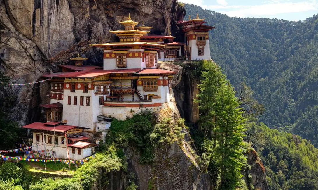 Paro Taktsang Bhutan Paro Taktsang, også kendt som "Tiger's Nest", hænger på en klippe over et afgrund flere kilometer væk. Munkene lever på kanten - bogstaveligt talt.