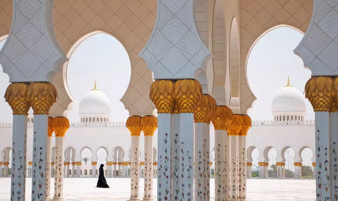 Mosquée Sheikh Zayed Abu Dhabi, Émirats Arabes Unis Avec ses mosaïques de marbre et ses lustres en cristal Swarovski, la structure religieuse Sheikh Zayed peut facilement rivaliser avec n'importe quel palais royal.