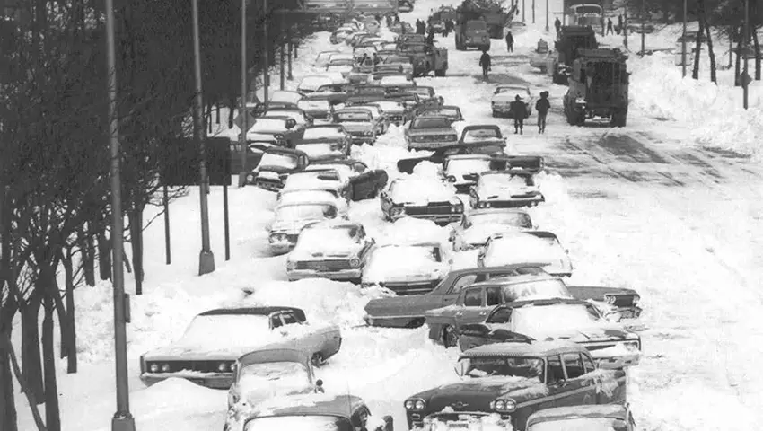 Chicago, USA 1967 - 58 centimetrů sněhu Toto sněžení je připomínáno jako „vánice 67“. Zasáhlo americký středozápad od Michiganu po Indianu. Rekord v úrovni sněžení za den byl zaznamenán v Chicagu, Illinois. Celkem si vánice vyžádala životy 76 lidí, z nichž 26 pocházelo z Chicaga.