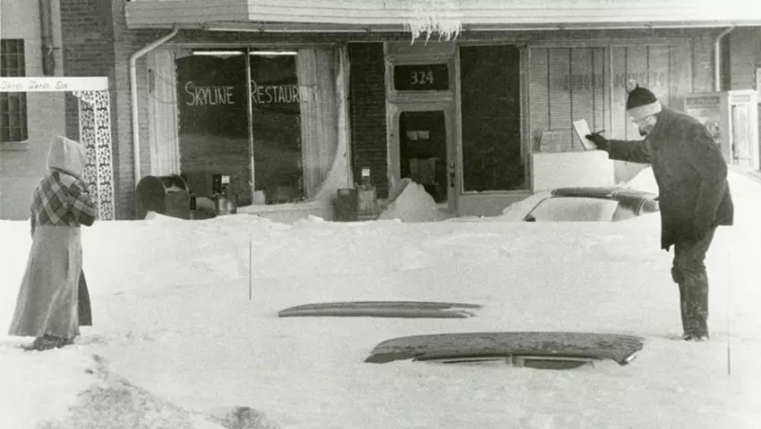 Ontario a Quebec, Kanada 1971 - 61 centimetrů sněhu Tato bouře dostala přezdívku „Blizzard východní Kanady ze 71“. Sněžení provázel silný vítr, který snižoval viditelnost téměř na nulu. Spolu s velmi nízkými teplotami to způsobilo smrt 20 lidí. Nejpřekvapivější je, že nikdo nepožádal obyvatele Ontaria, aby zůstali doma. Sněžení bylo přesto tak silné, že bylo dokonce nutné zrušit hru místního týmu NHL „Montreal Canadiens“, což byla pro místní skutečná katastrofa.